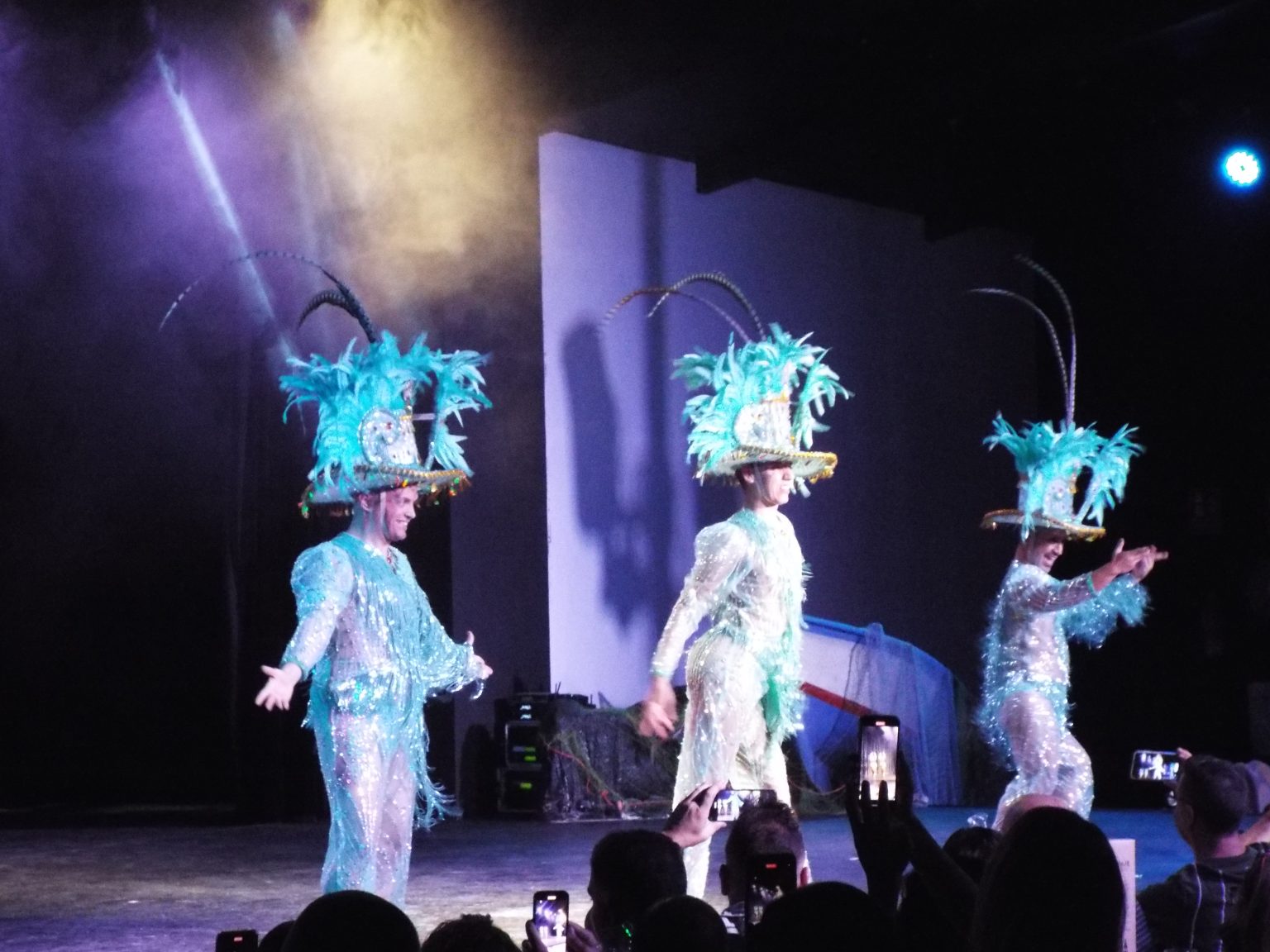 La comparsa Bahía Bahitiare primer grupo en mostrar su fantasía, de ...