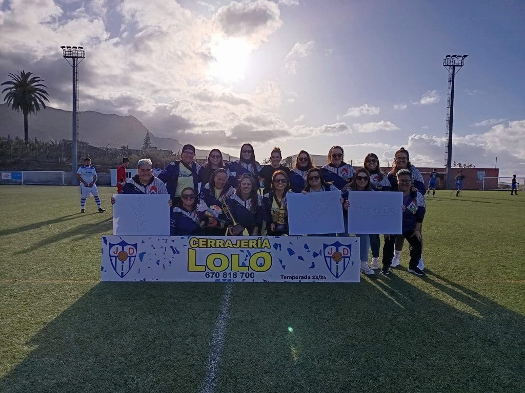 Chaladas realizan el saque de honor en el partido del JD Interián ...