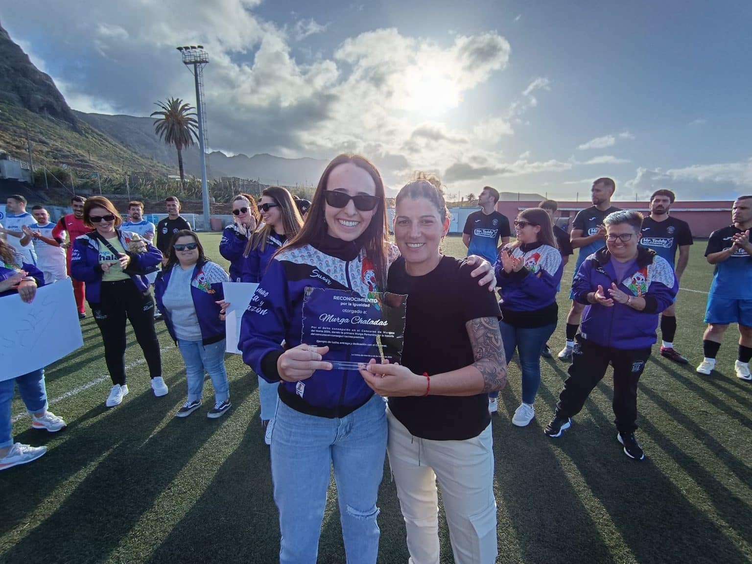 Chaladas realizan el saque de honor en el partido del JD Interián – Grupo EnMascarada Carnaval
